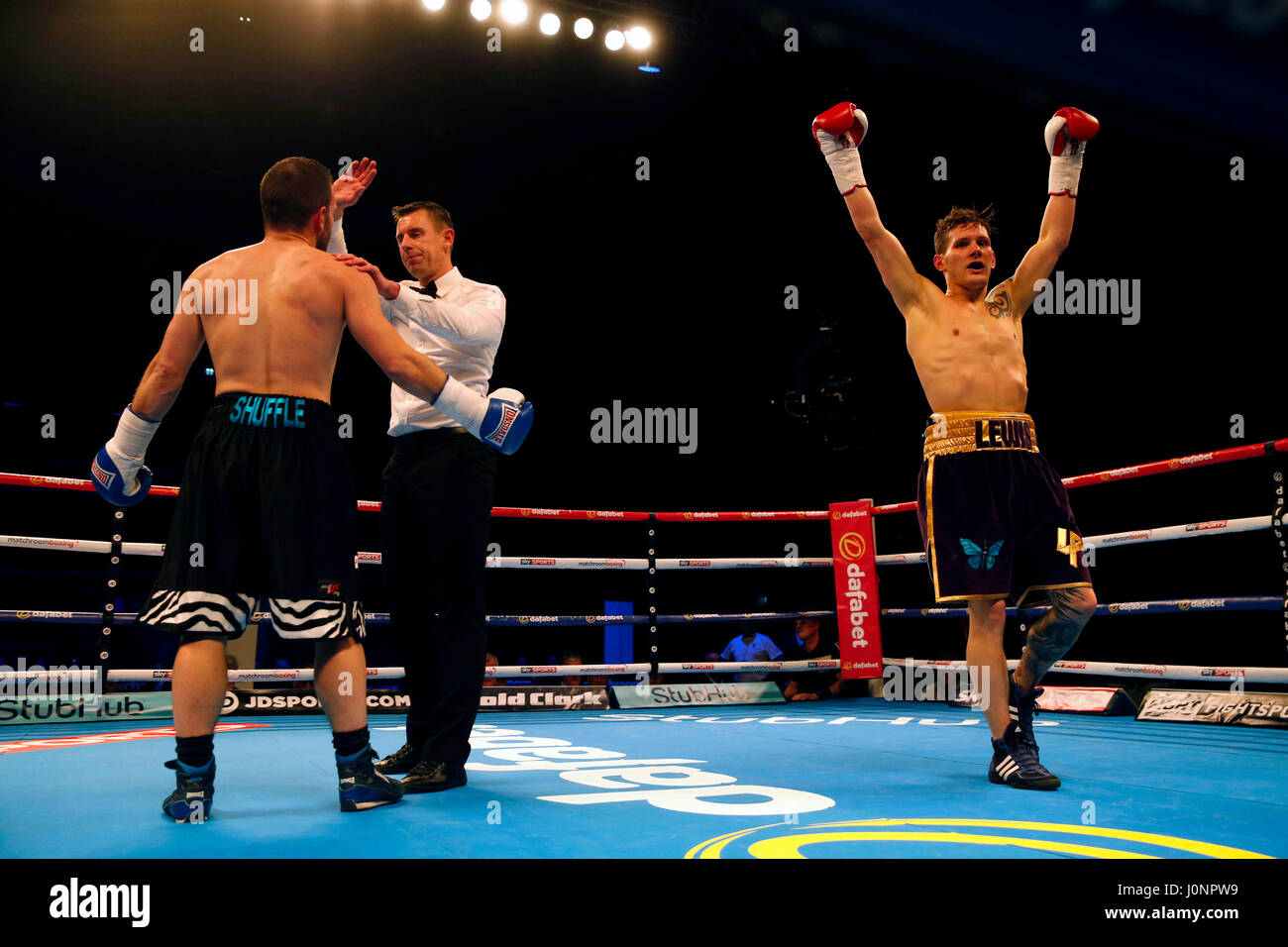Lewis Paulin celebrates victory over Luke Fash during the Super ...