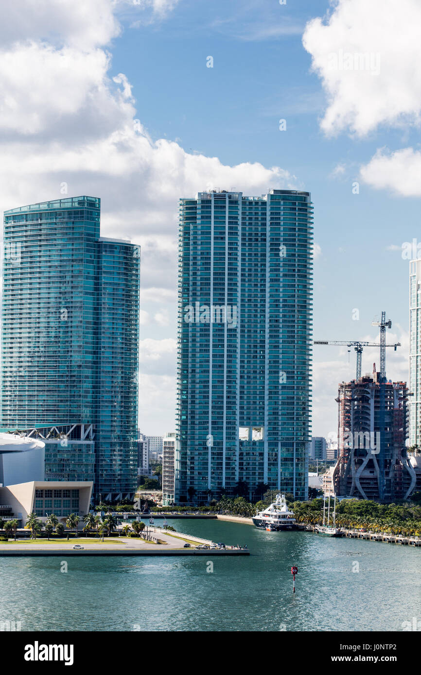 Luxury condominium tower under construction hi-res stock photography ...