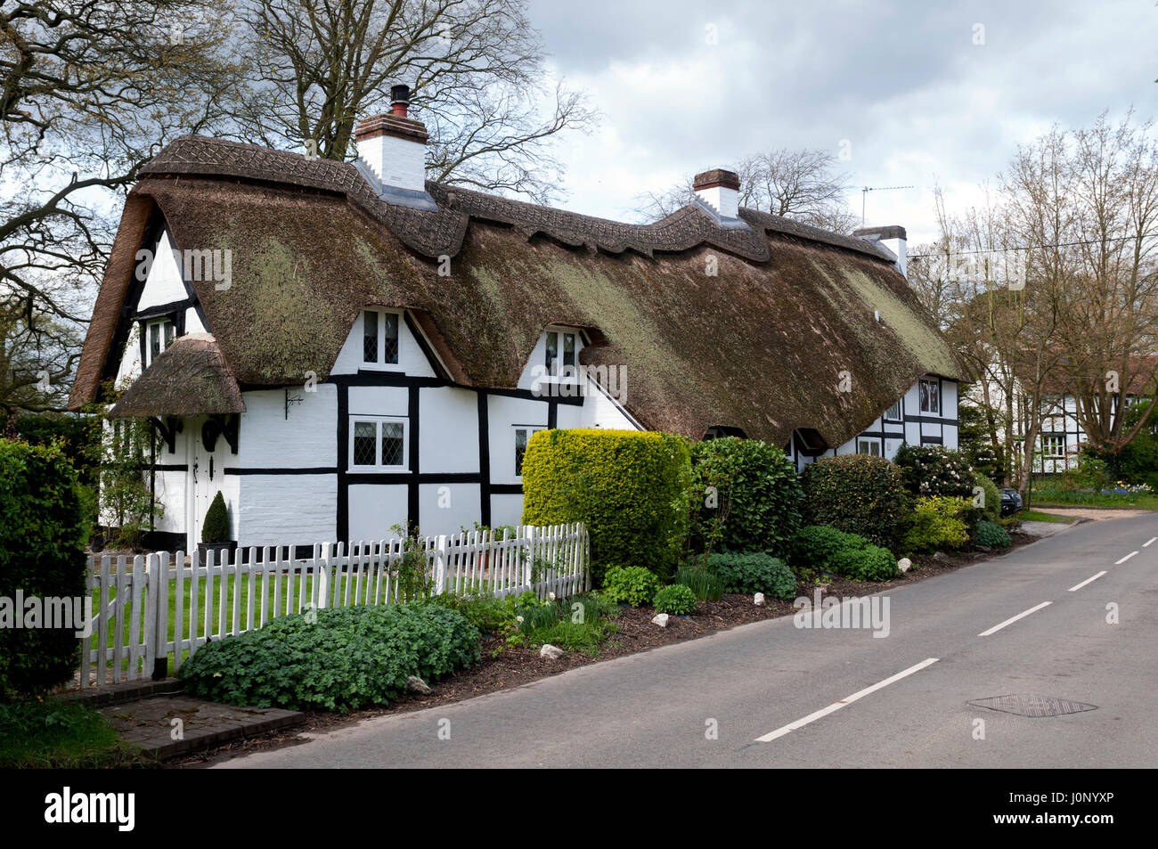 Thatched cottages in Peopleton village, Worcestershire, England, UK ...