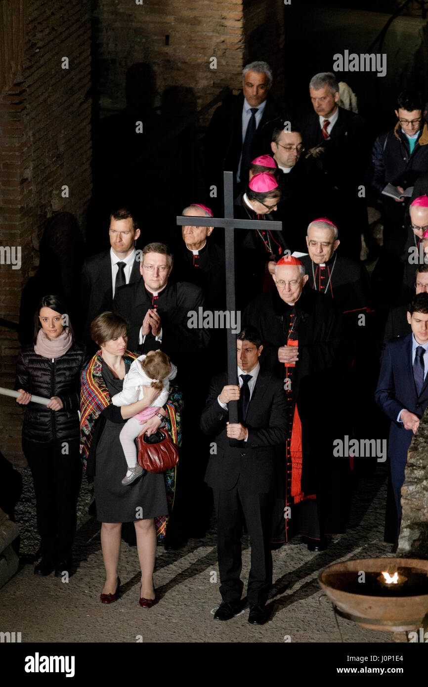 Faithful hold the cross as Pope Francis leads the Way of the Cross (Via ...