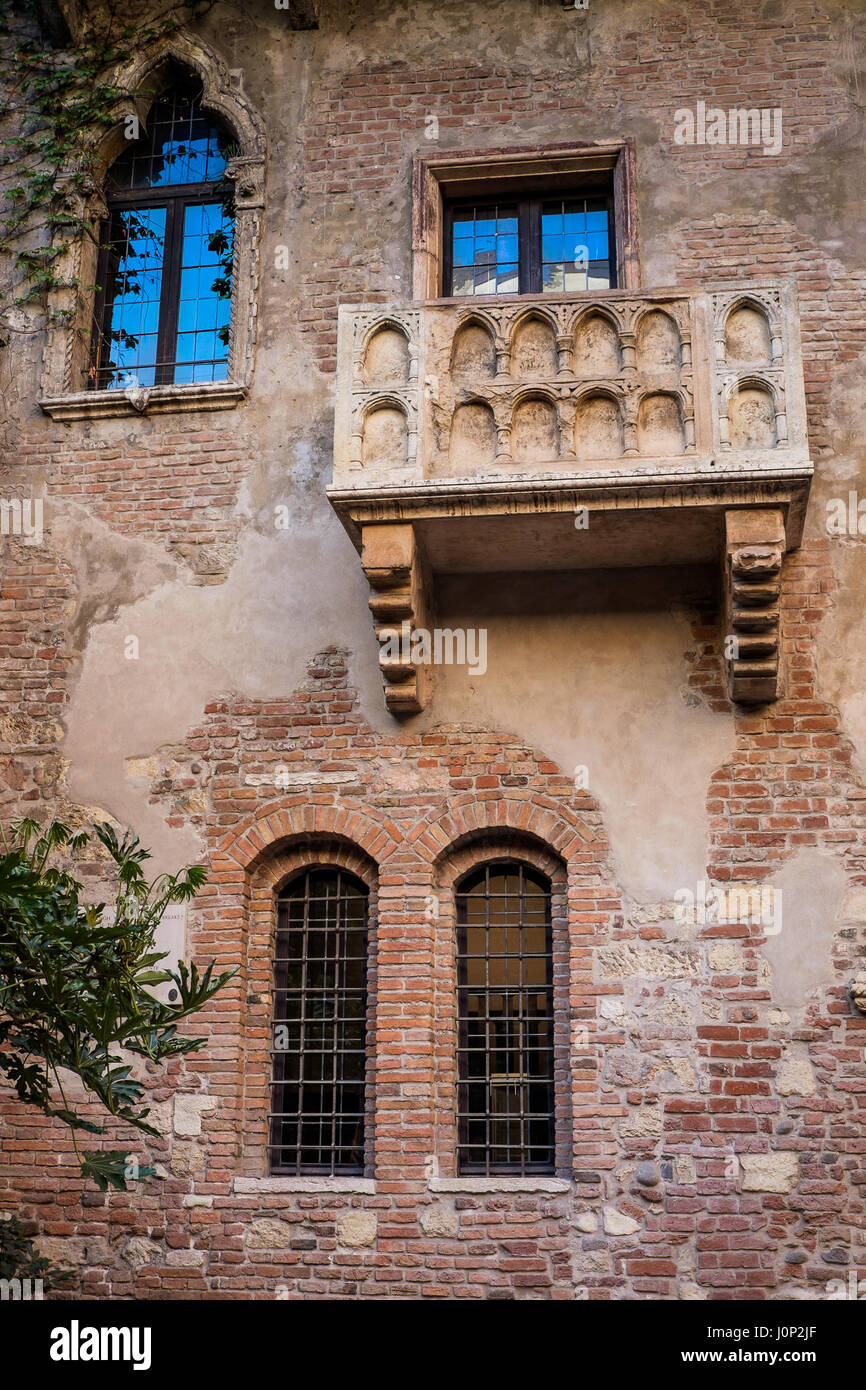 Juliet statue and balcony by Juliet house, Verona, Italy Stock Photo ...