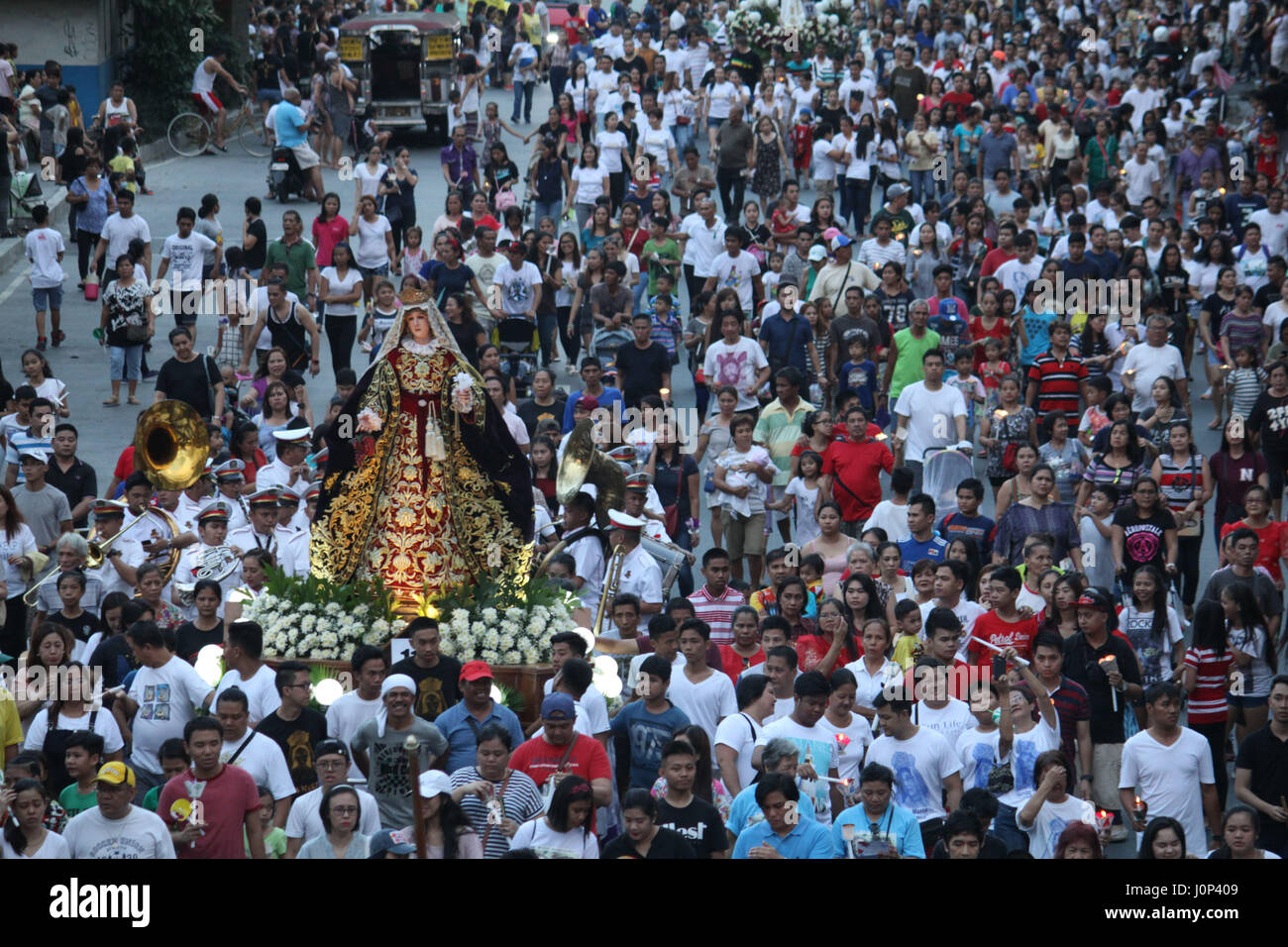 Pasay, Philippines. 14th Apr, 2017. Parishioners of Sta. Clara de ...