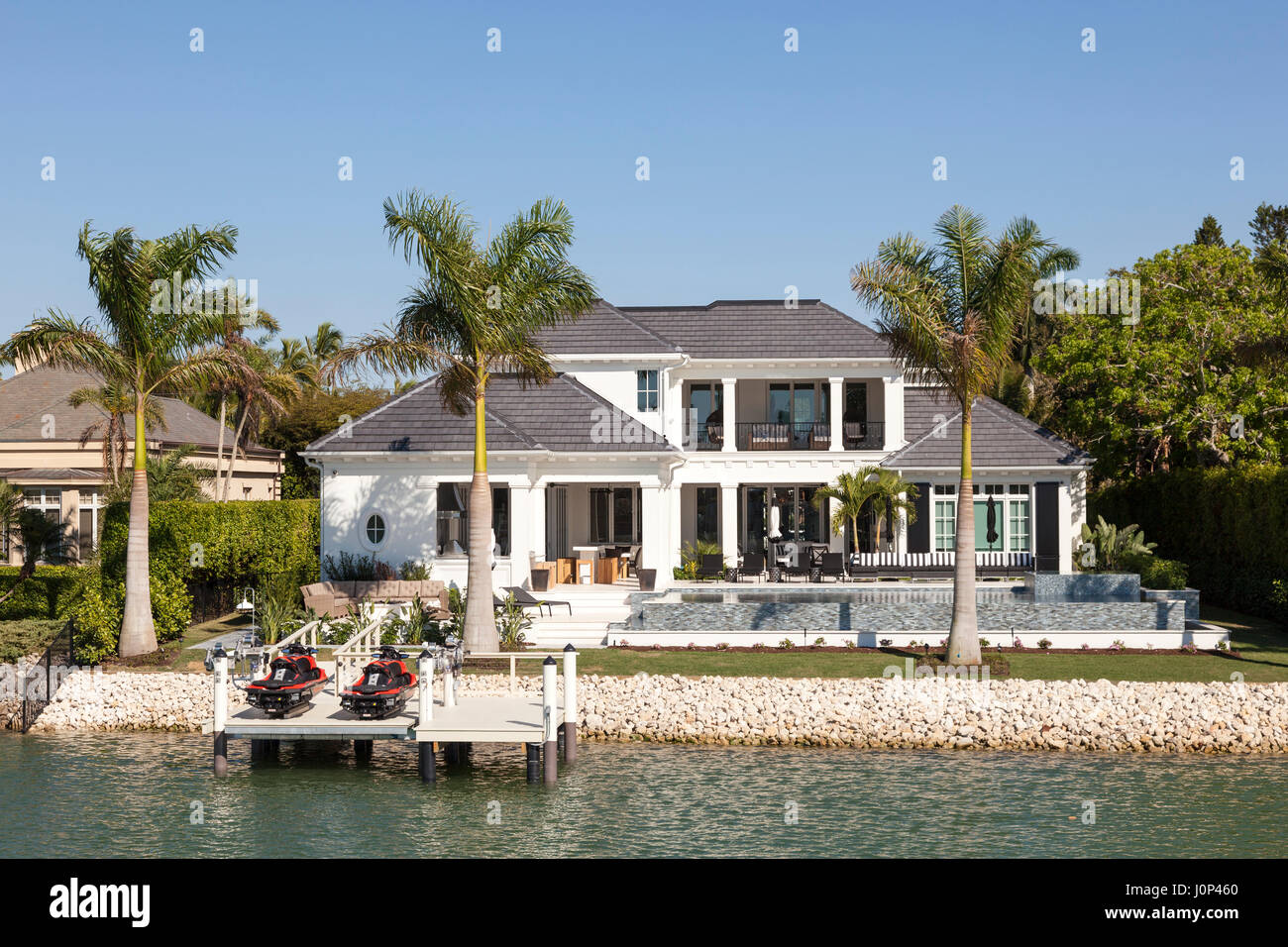 Luxury waterfront mansion in tropical hi-res stock photography and ...