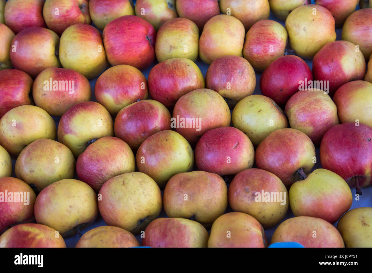 Weekly market, market stand, fresh fruit, apples Stock Photo - Alamy