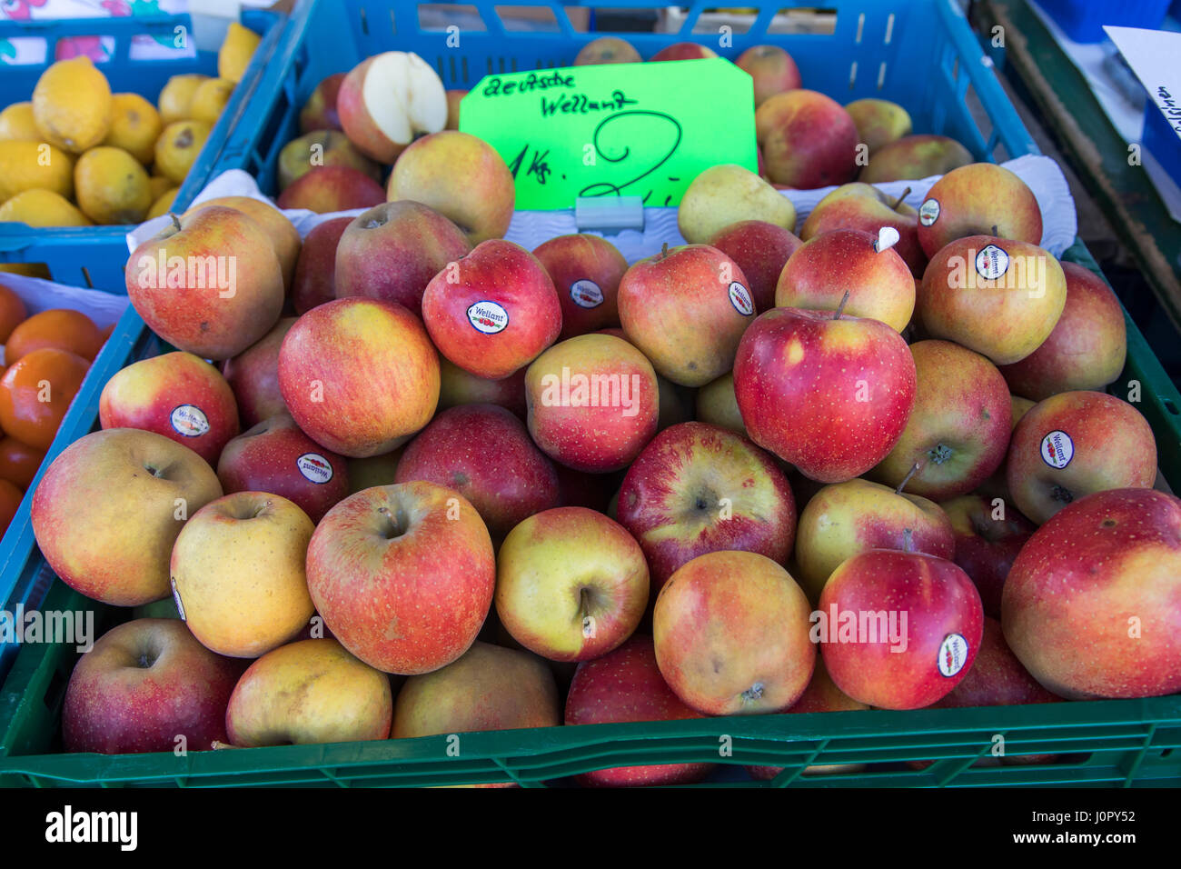 Stand with apples hi-res stock photography and images - Alamy