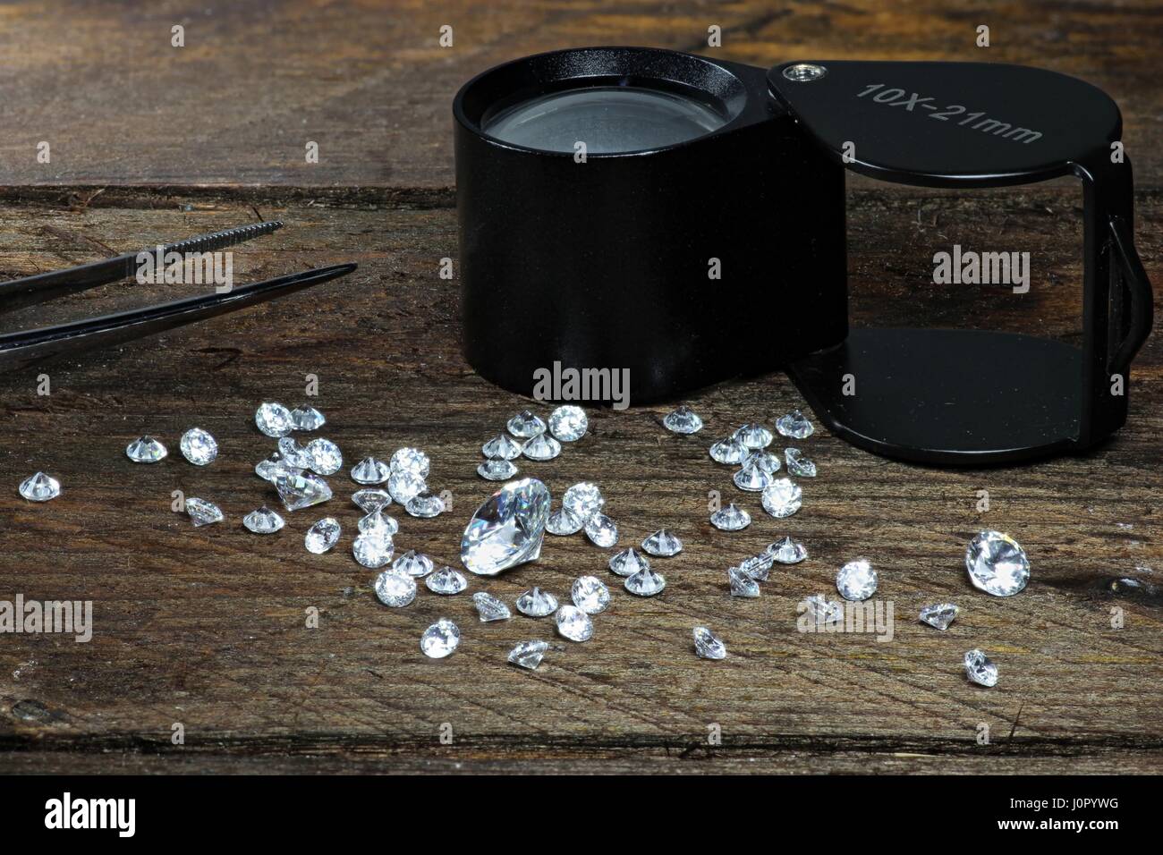 Diamond magnifying glass hi-res stock photography and images - Alamy