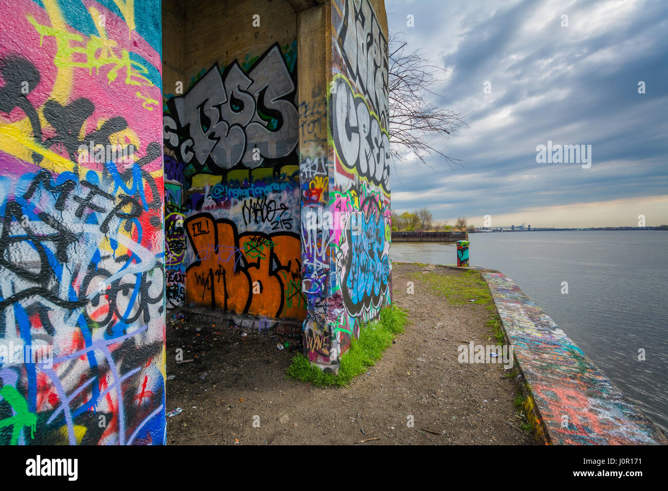 Graffiti pier philadelphia hi-res stock photography and images - Alamy