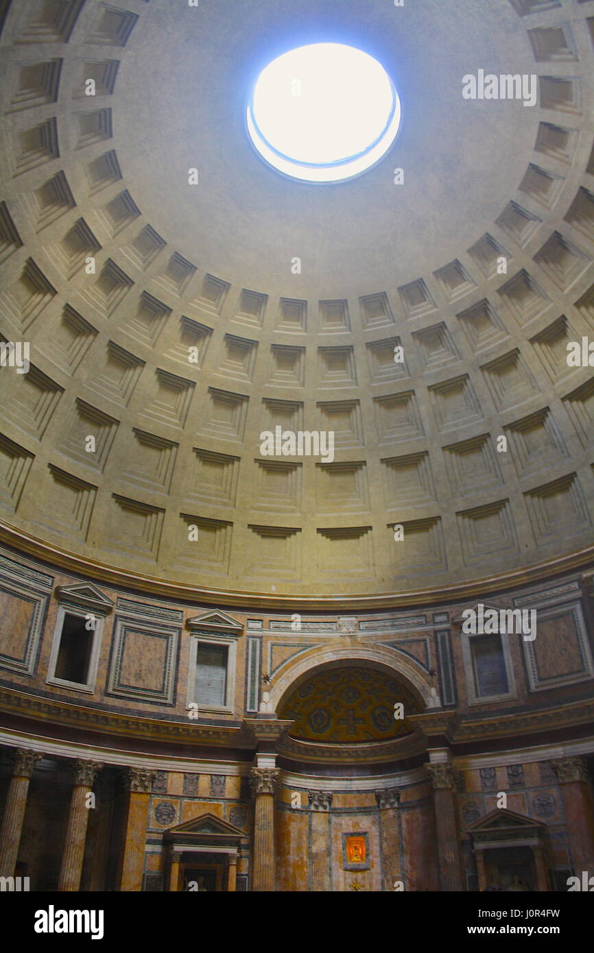 Oculus (hole), dome, rotunda, Pantheon, Rome, Italy Stock Photo - Alamy
