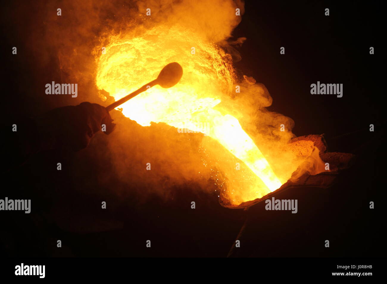 Foundry pour hi-res stock photography and images - Alamy