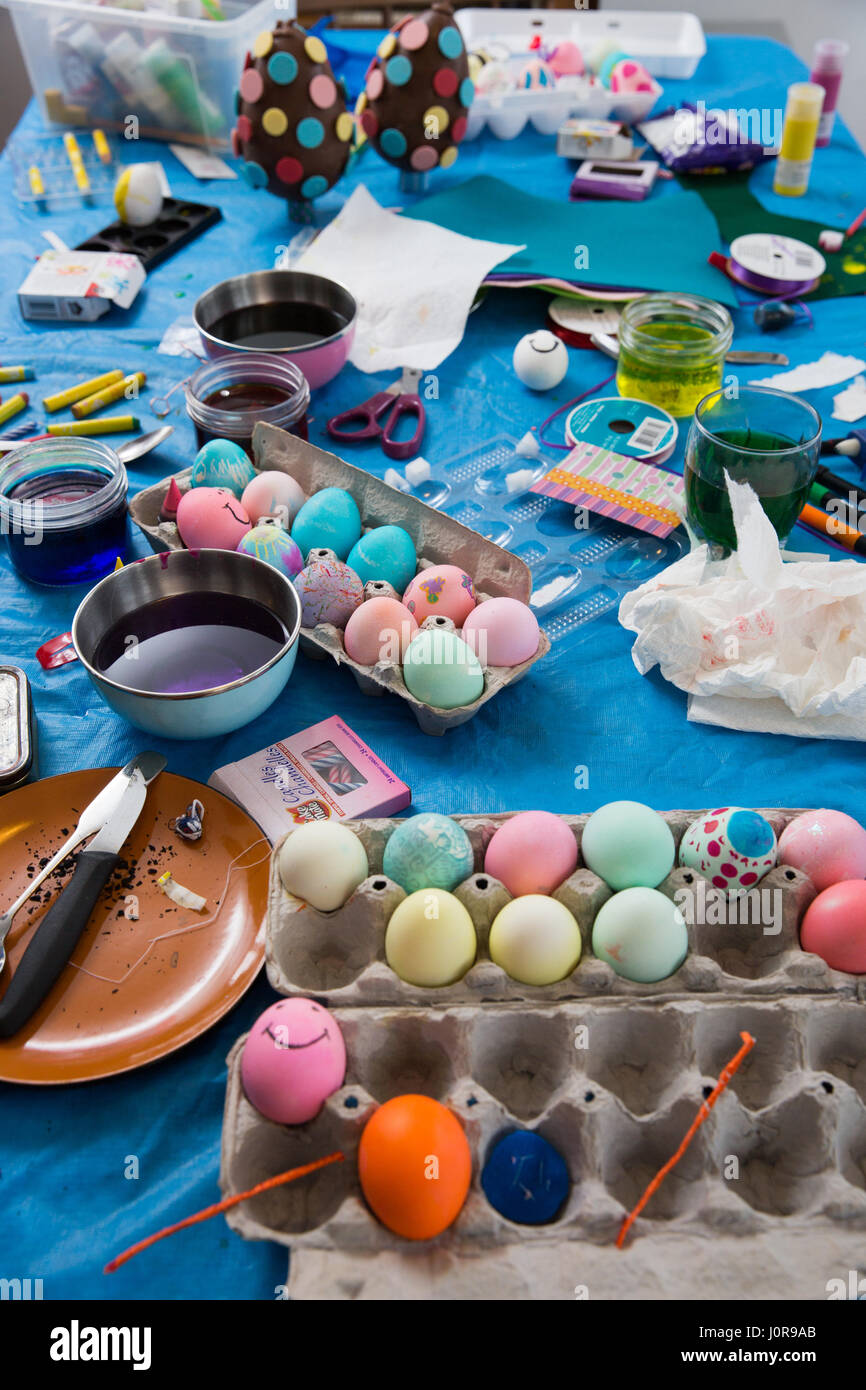 Kids draw easter egg hunt hi-res stock photography and images - Alamy