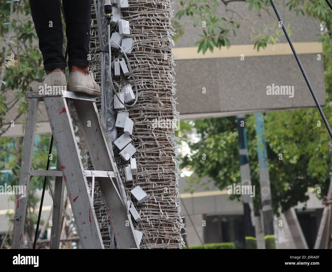 man working on unsafe last step of ladder Stock Photo - Alamy