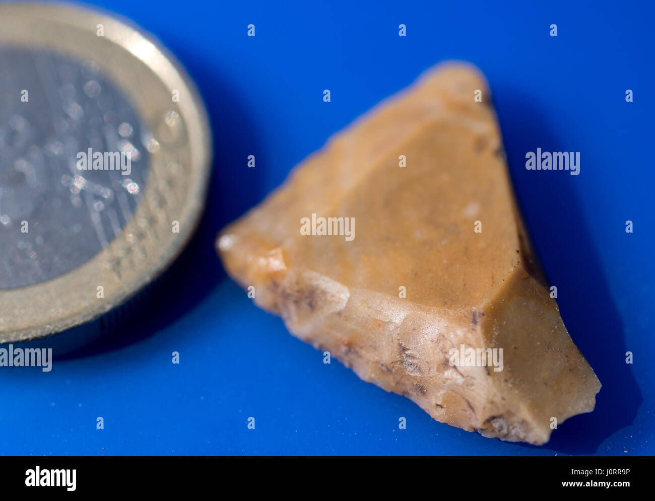 A 7000 years old flint shard can be seen next to a Euro coin in ...