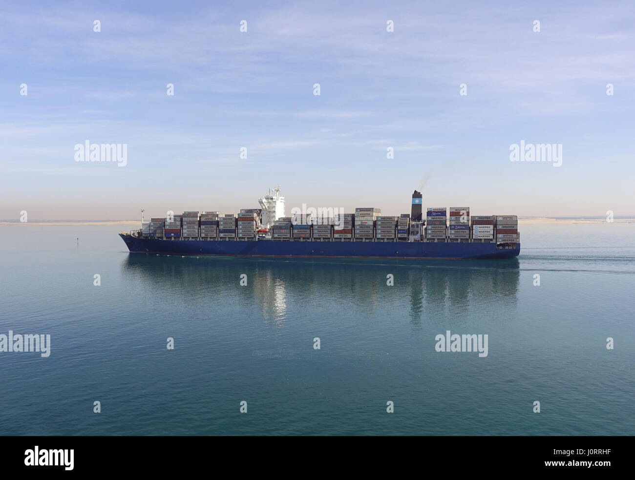 Al Firdan, Egypt. 10th Nov, 2016. A container ship is waiting for ...