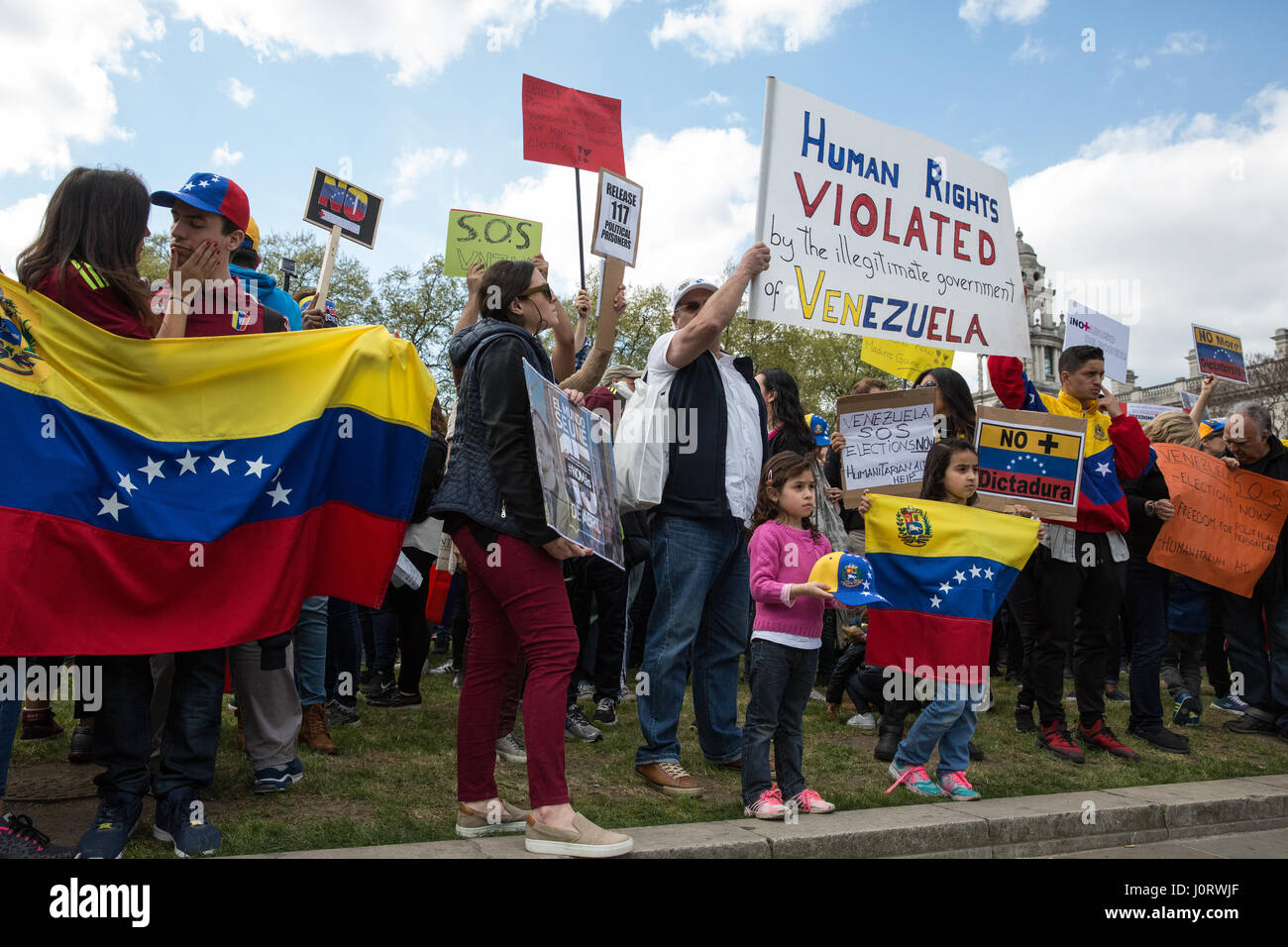 London, UK. 15th April, 2017. Members of the UK's Venezuelan community ...