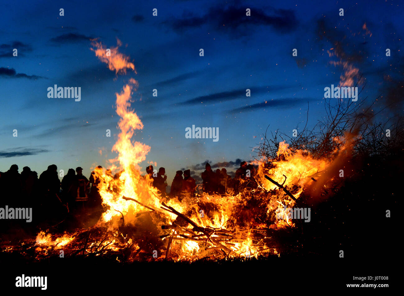 Wartjenstedt, Germany. 15th Apr, 2017. Spectators watch the traditional ...