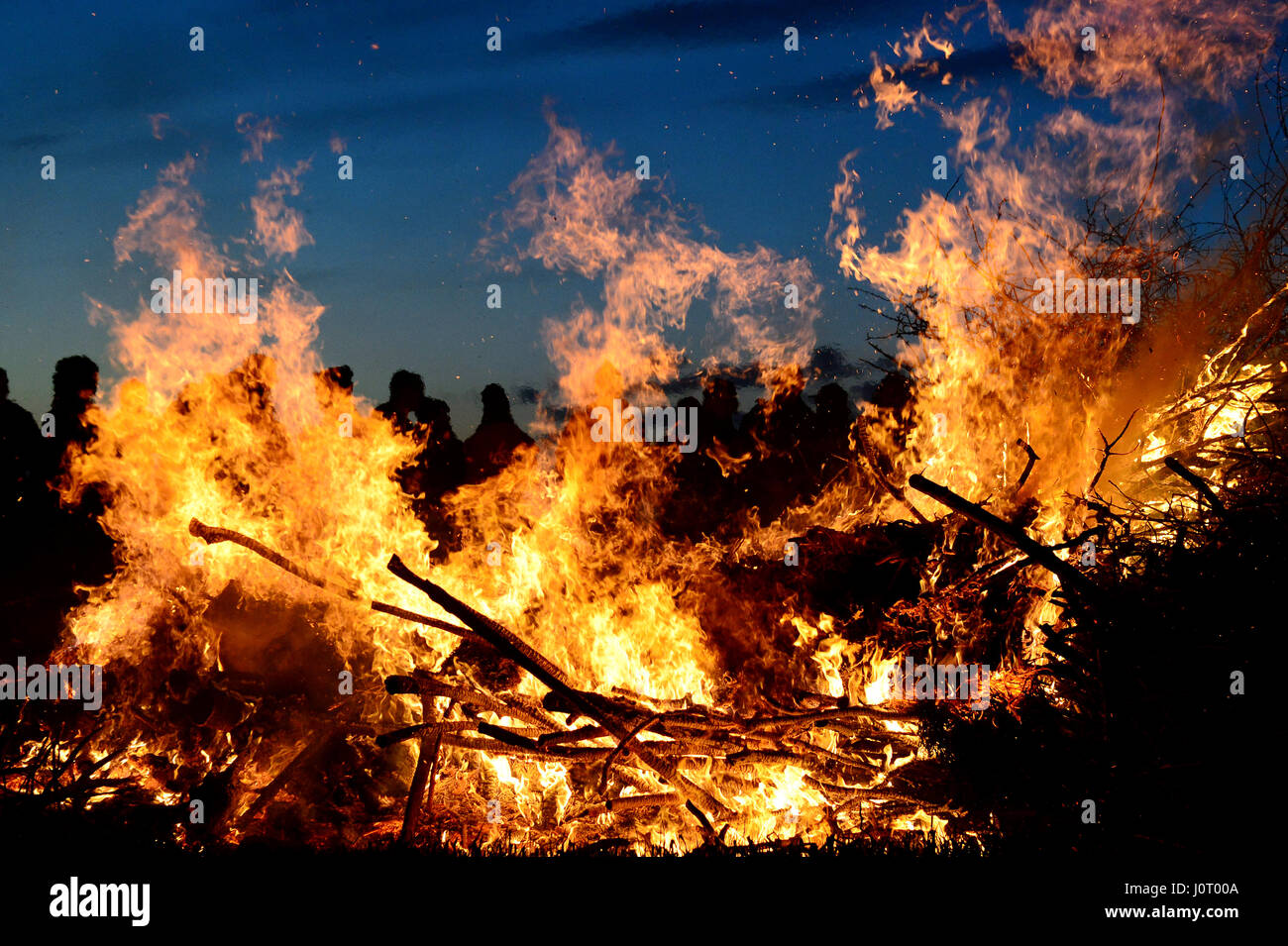 Wartjenstedt, Germany. 15th Apr, 2017. Spectators watch the traditional ...