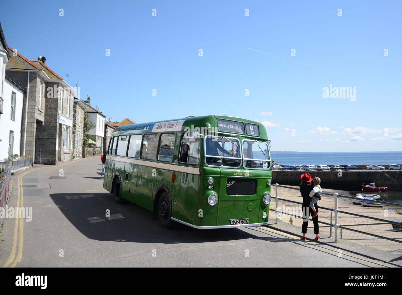 Mousehole, Cornwall, UK.16th April 2017. UK Weather. Bright sunshine ...
