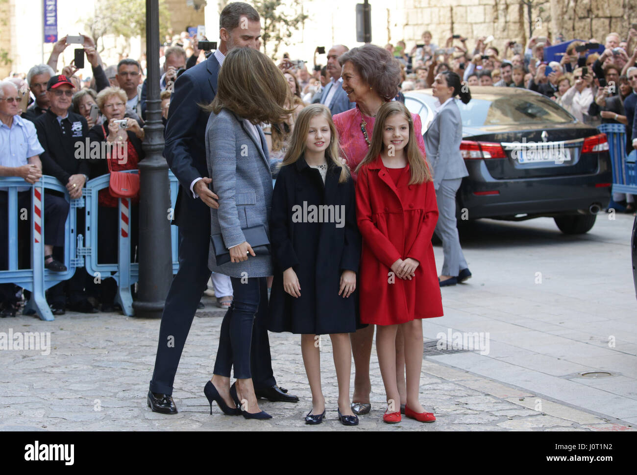 Spanish Kings Felipe VI and Letizia with daughters Princess Leonor and ...