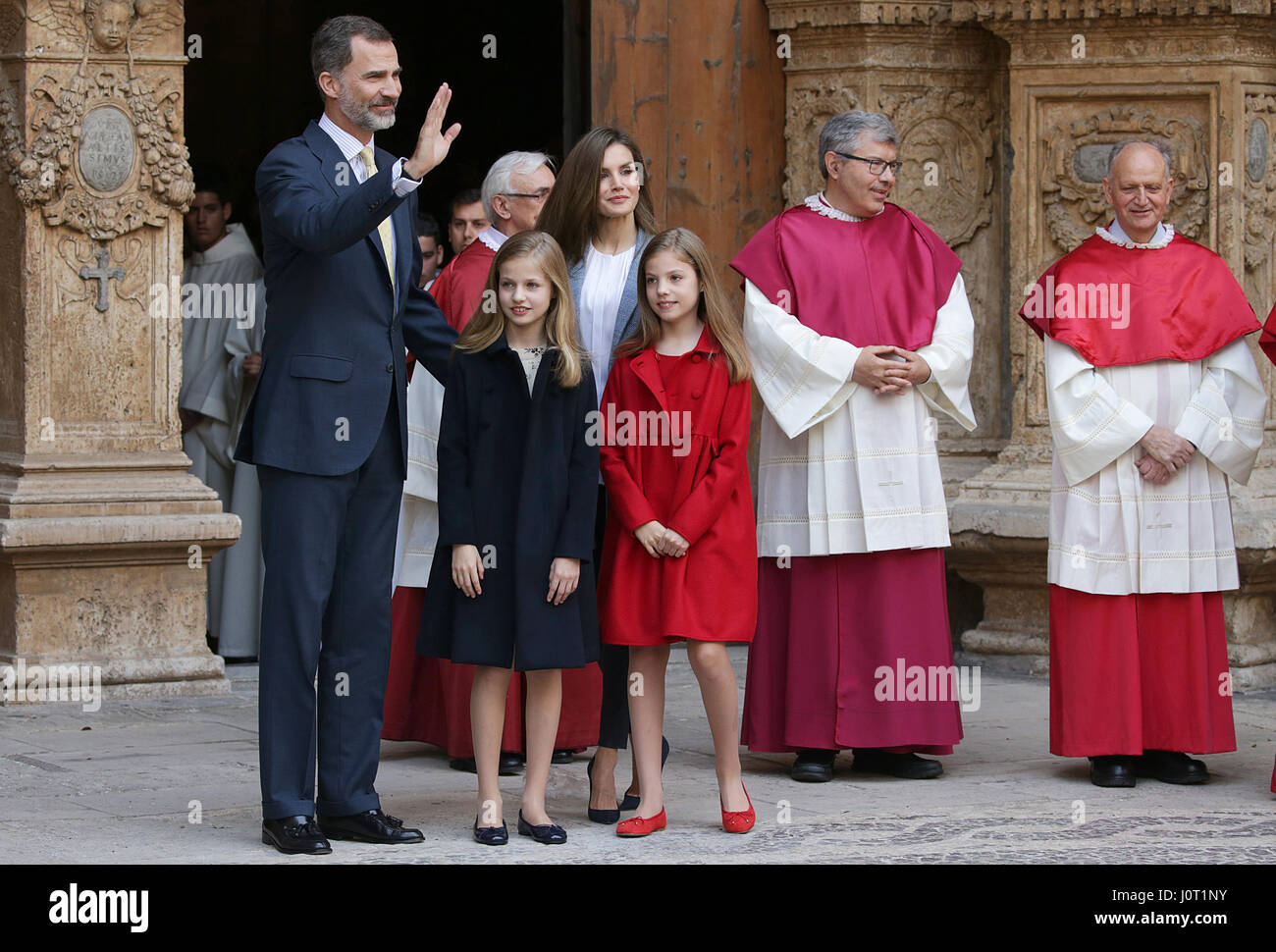 Spanish Kings Felipe VI and Letizia with daughters Princess Leonor and ...