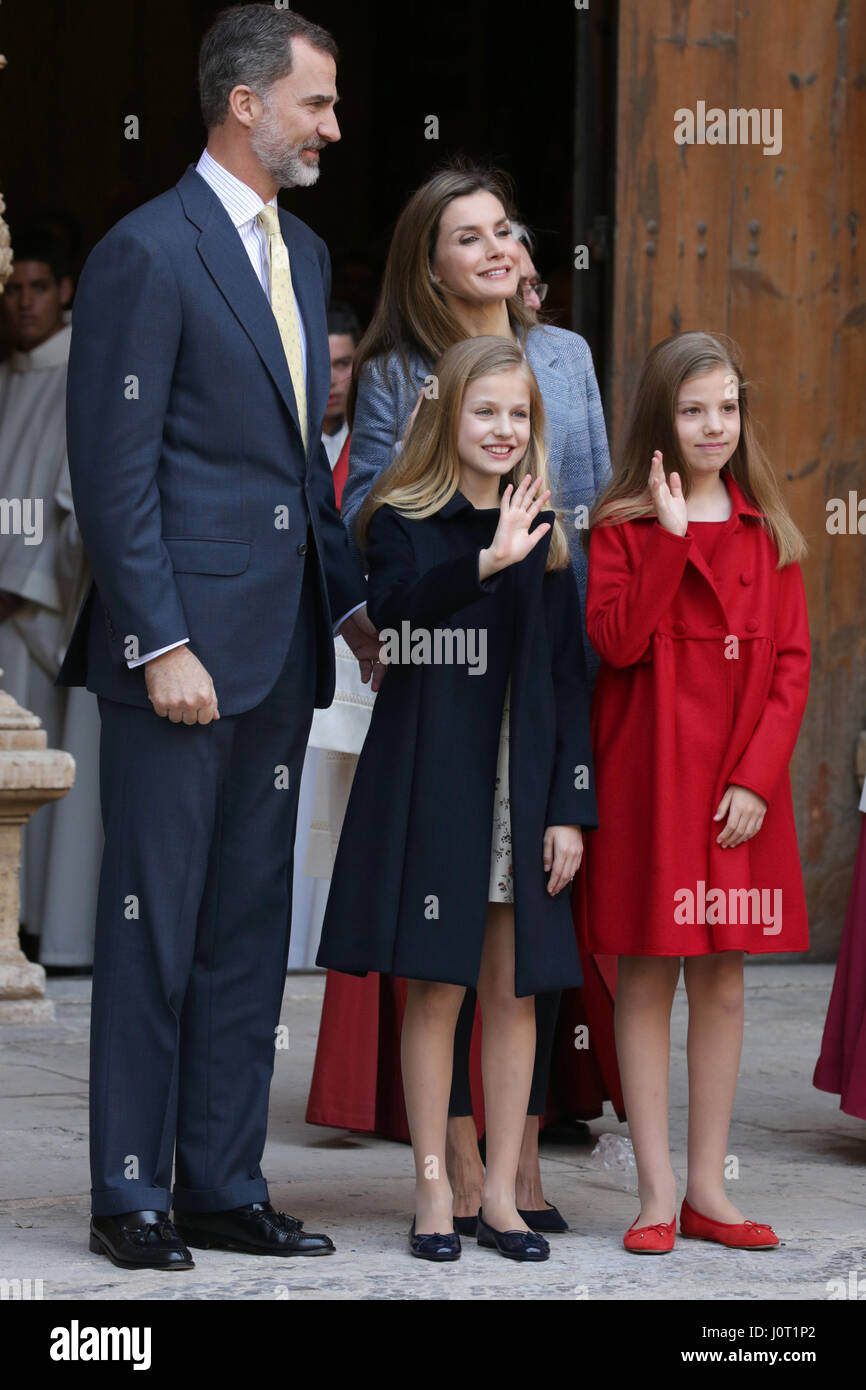 Spanish Kings Felipe VI and Letizia with daughters Princess Leonor and ...