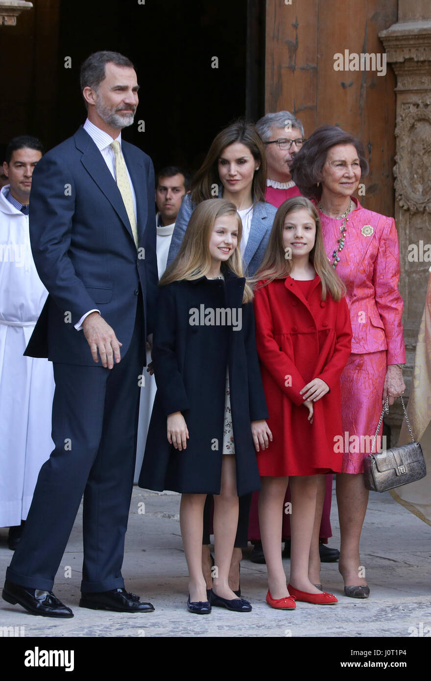 Spanish Kings Felipe VI and Letizia with daughters Princess Leonor and ...