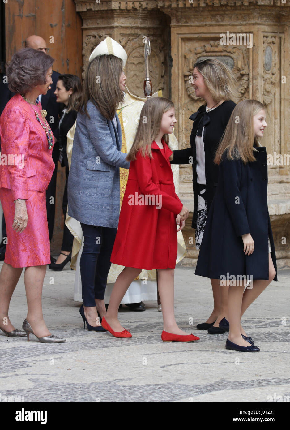 Spanish Kings Felipe VI and Letizia with daughters Princess Leonor and ...