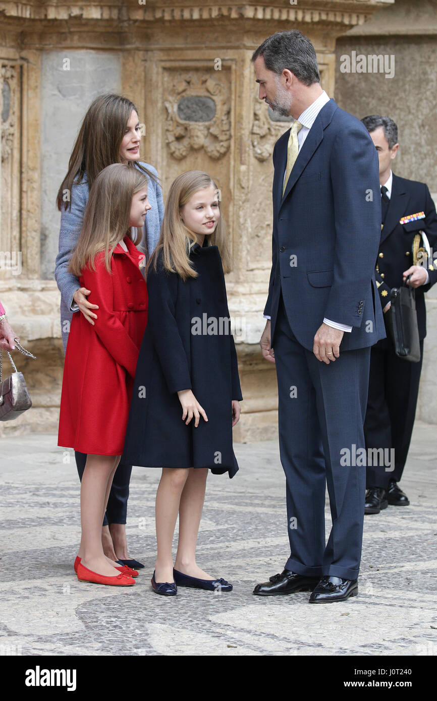 Spanish Kings Felipe VI and Letizia with daughters Princess Leonor and ...