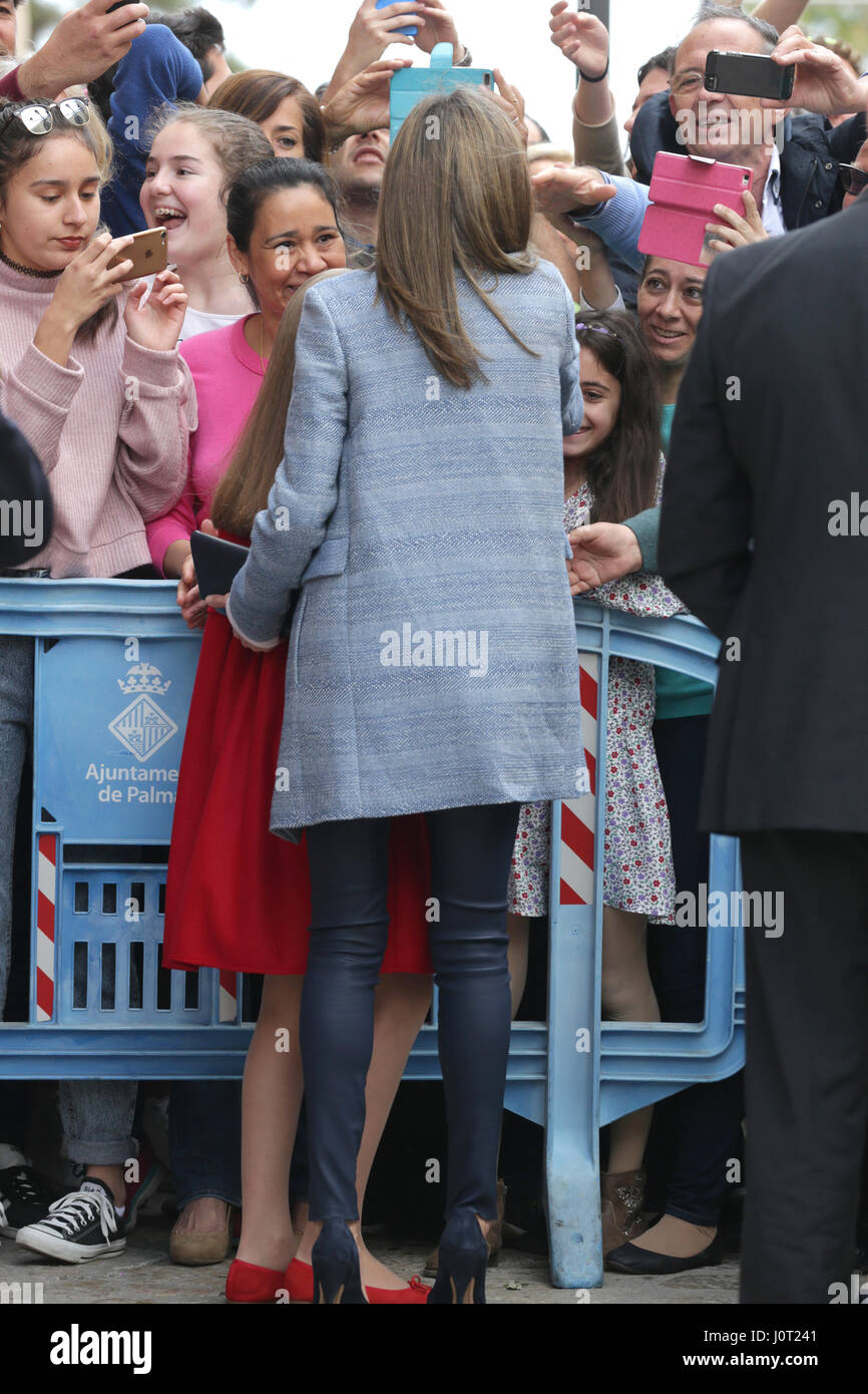 Spanish Kings Felipe VI and Letizia with daughters Princess Leonor and ...