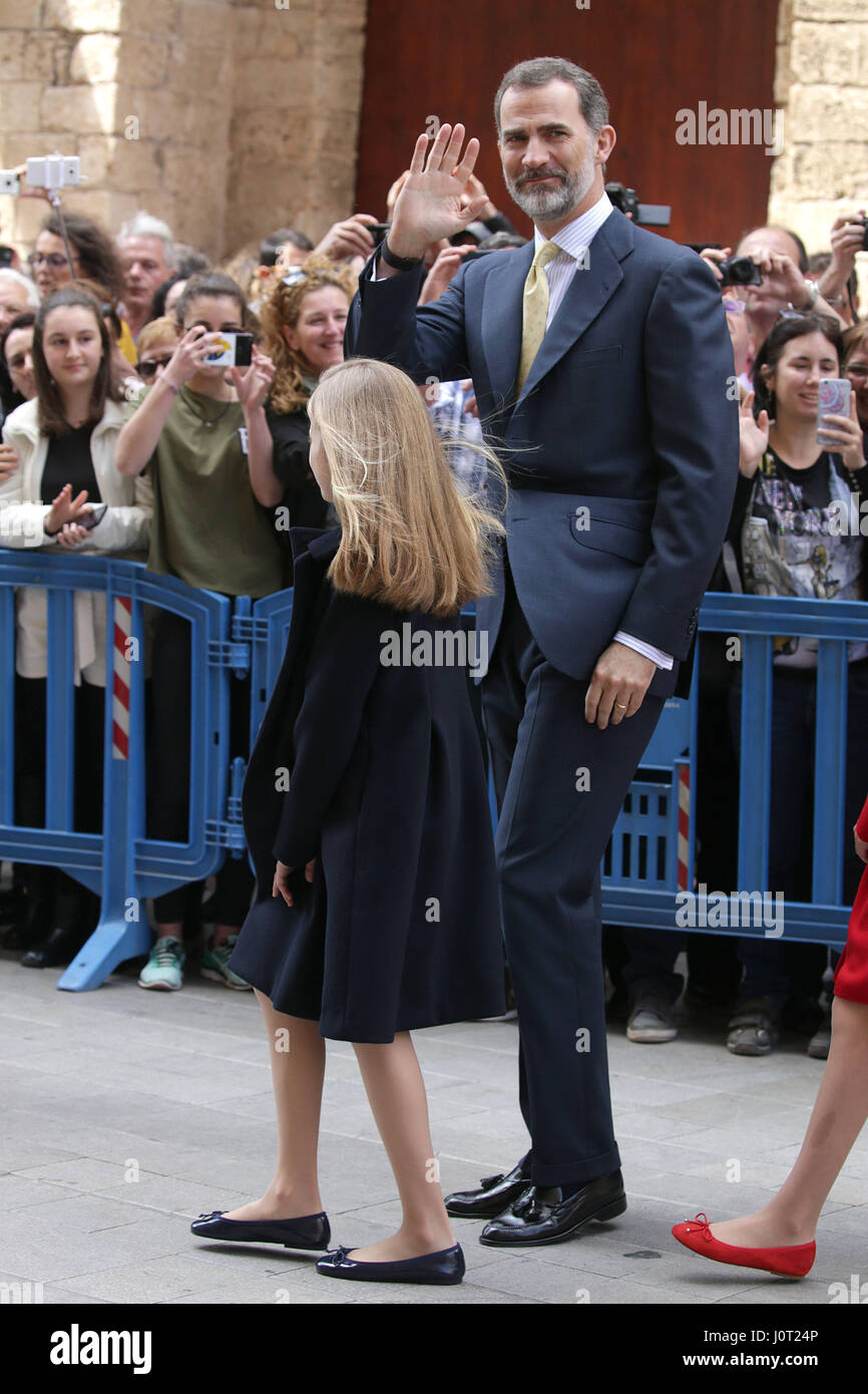 Spanish Kings Felipe VI and Letizia with daughters Princess Leonor and ...