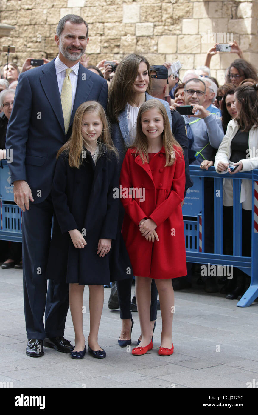 Spanish Kings Felipe VI and Letizia with daughters Princess Leonor and ...