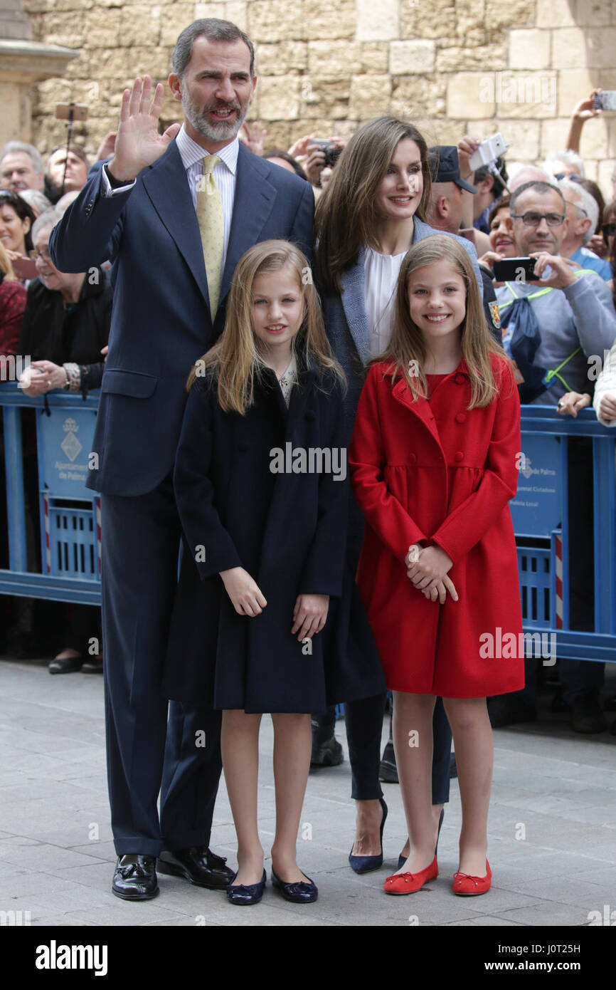 Spanish Kings Felipe VI and Letizia with daughters Princess Leonor and ...