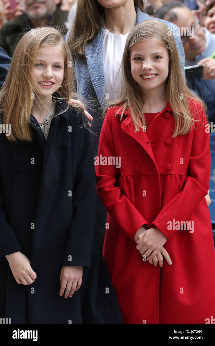 Spanish Kings Felipe VI and Letizia with daughters Princess Leonor and ...