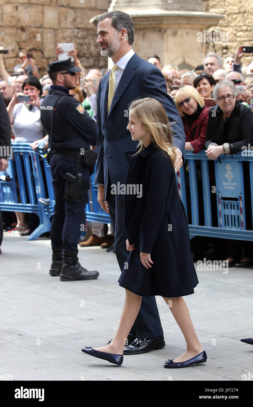 Spanish Kings Felipe VI and Letizia with daughters Princess Leonor and ...