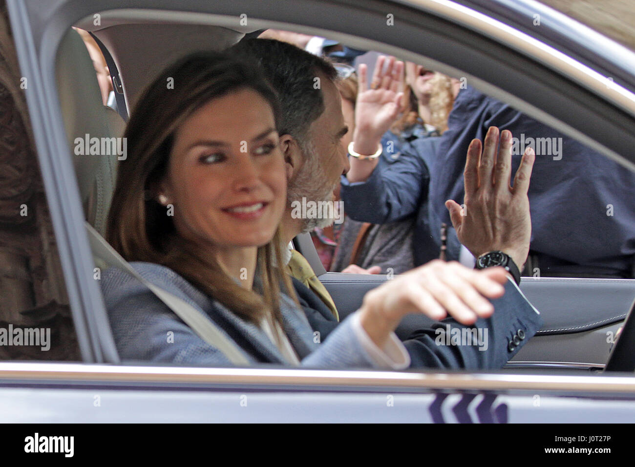 Spanish Kings Felipe VI and Letizia with daughters Princess Leonor and ...