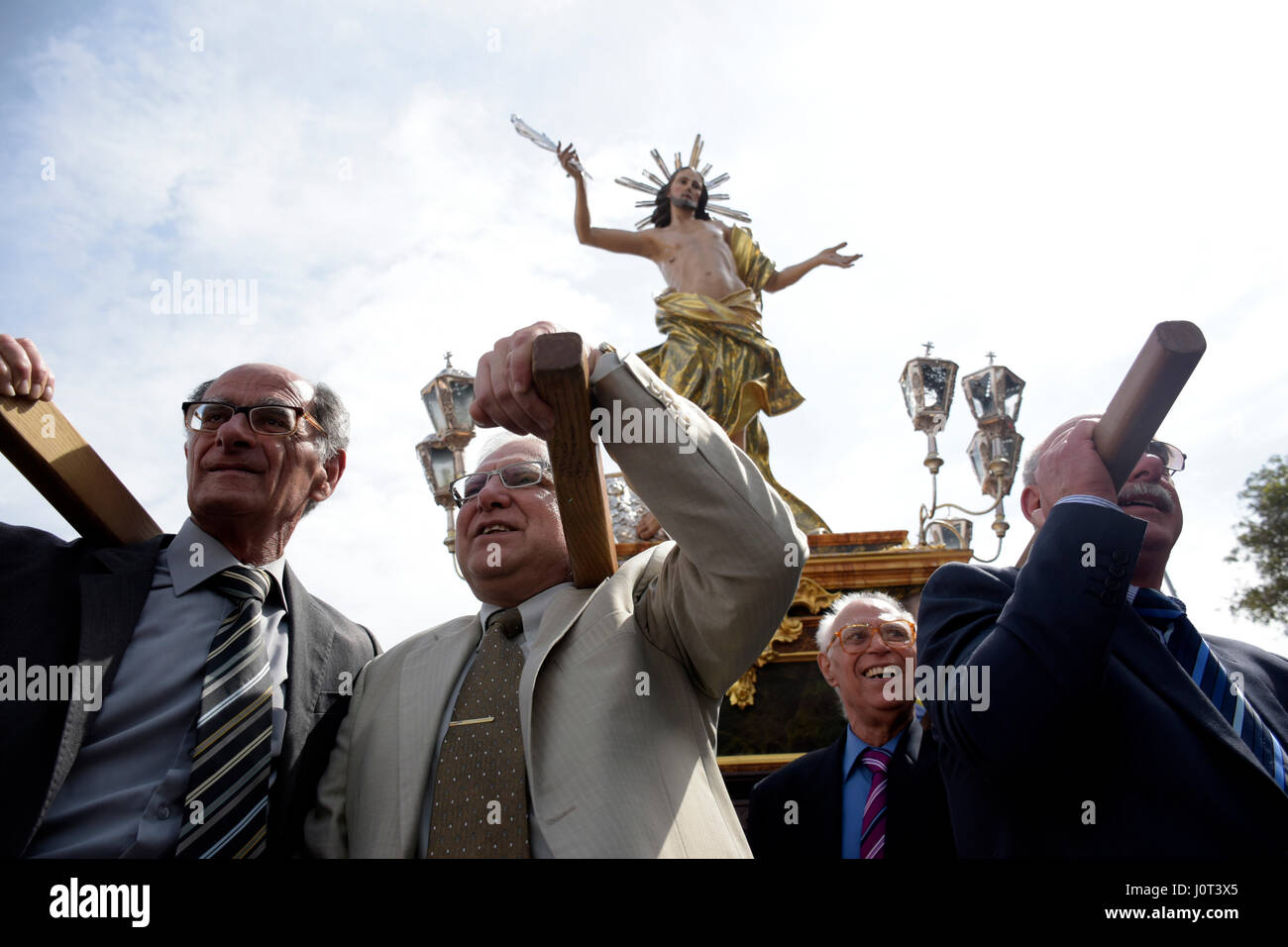 Valletta, Malta. 16th Apr, 2017. People attend the procession of Easter ...