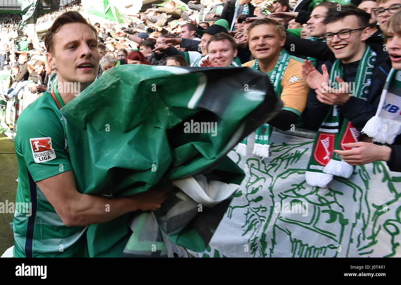 Bremen, Germany. 16th Apr, 2017. Bremen's Robert Bauer taking a bunch ...