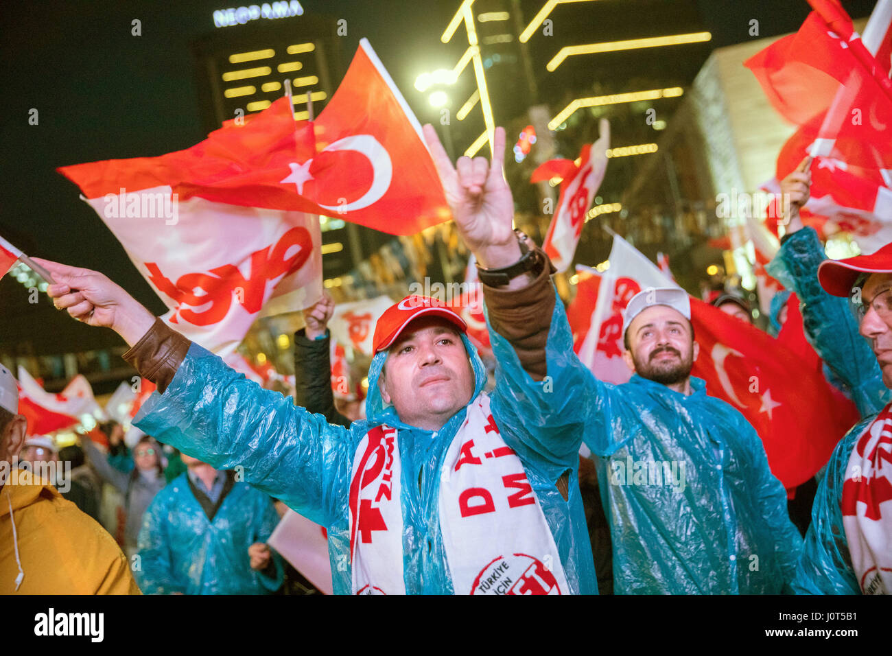 Ankara, Turkey. 16th Apr, 2017. dpatop - SupporterS of the Turkish ...