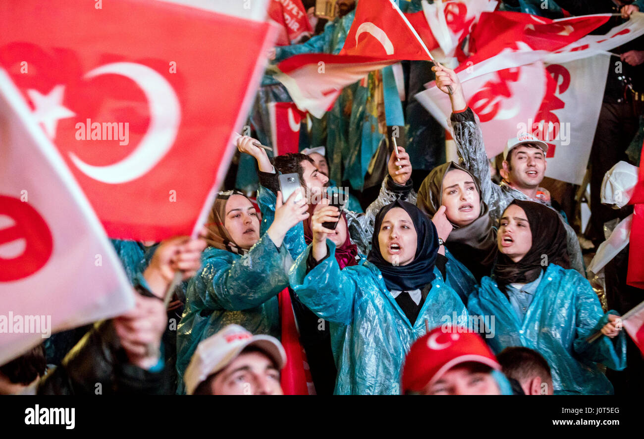 Ankara, Turkey. 16th Apr, 2017. Supporters of the Turkish government ...