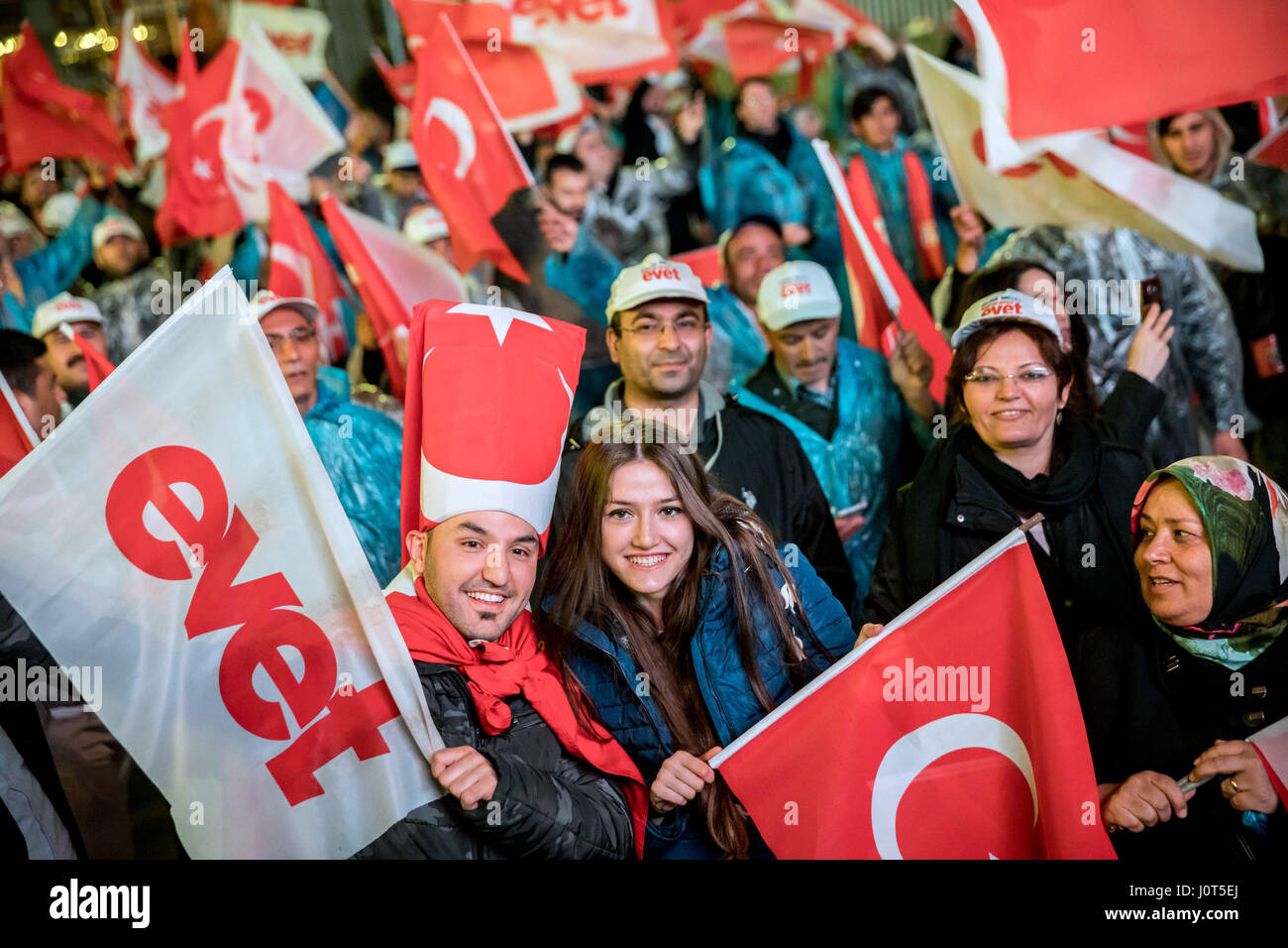 Ankara, Turkey. 16th Apr, 2017. Supporters of the Turkish governmental ...