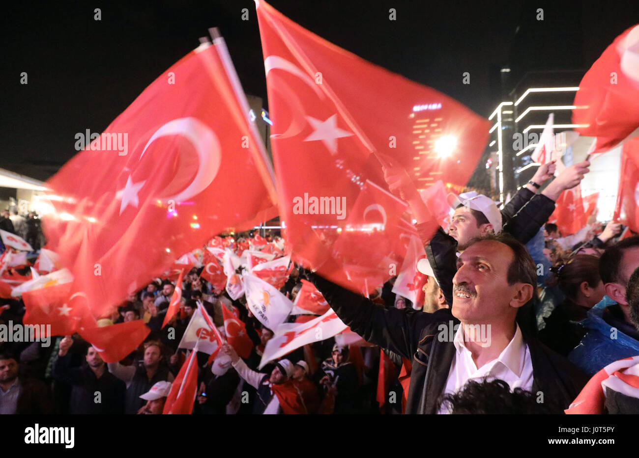 Ankara, Turkey. 16th Apr, 2017. dpatop - Supporters of the Turkish ...