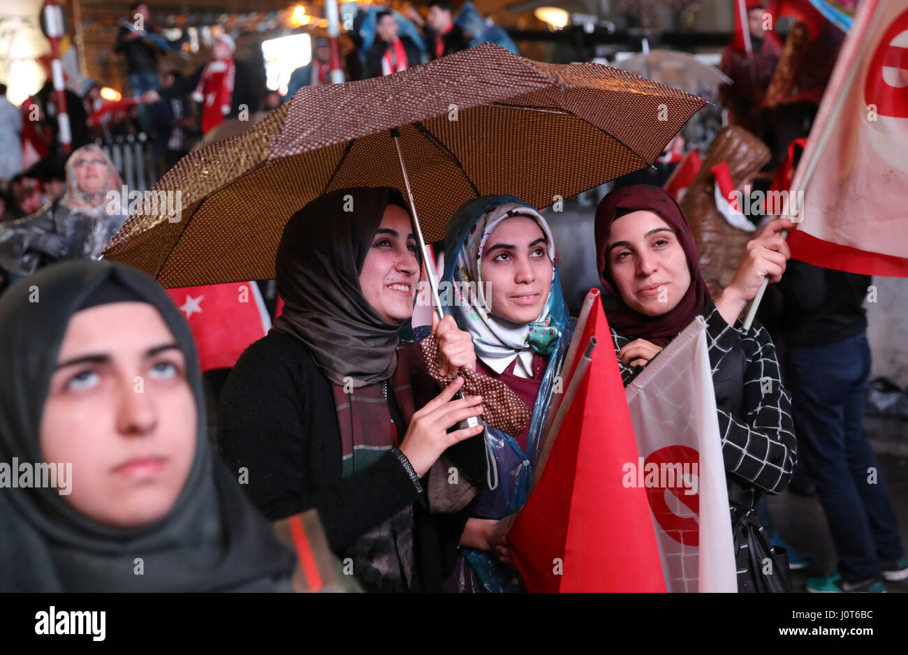 Ankara, Turkey. 16th Apr, 2017. Supporters of the Turkish governmental ...