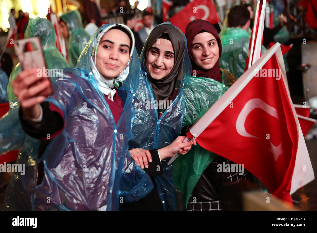 Ankara, Turkey. 16th Apr, 2017. dpatop - Supporters of the Turkish ...