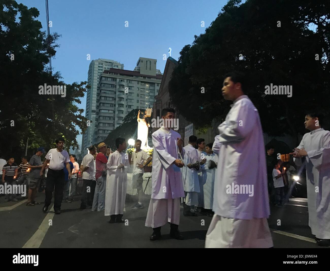 Manila, Philippines. 16th Apr, 2017. Filipino Catholic devotees ...