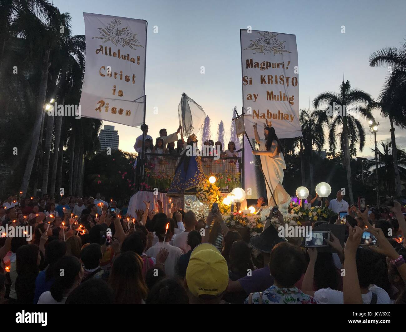 Manila, Philippines. 16th Apr, 2017. Filipino Catholic devotees ...