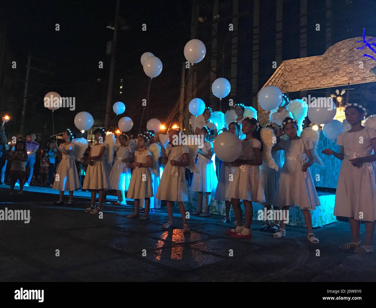 Manila, Philippines. 16th Apr, 2017. Filipino Catholic devotees ...