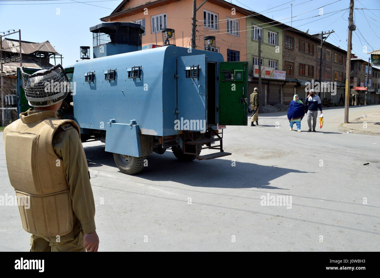 Srinagar, India. 16th Apr, 2017. Indian paramilitary soldiers stands in ...