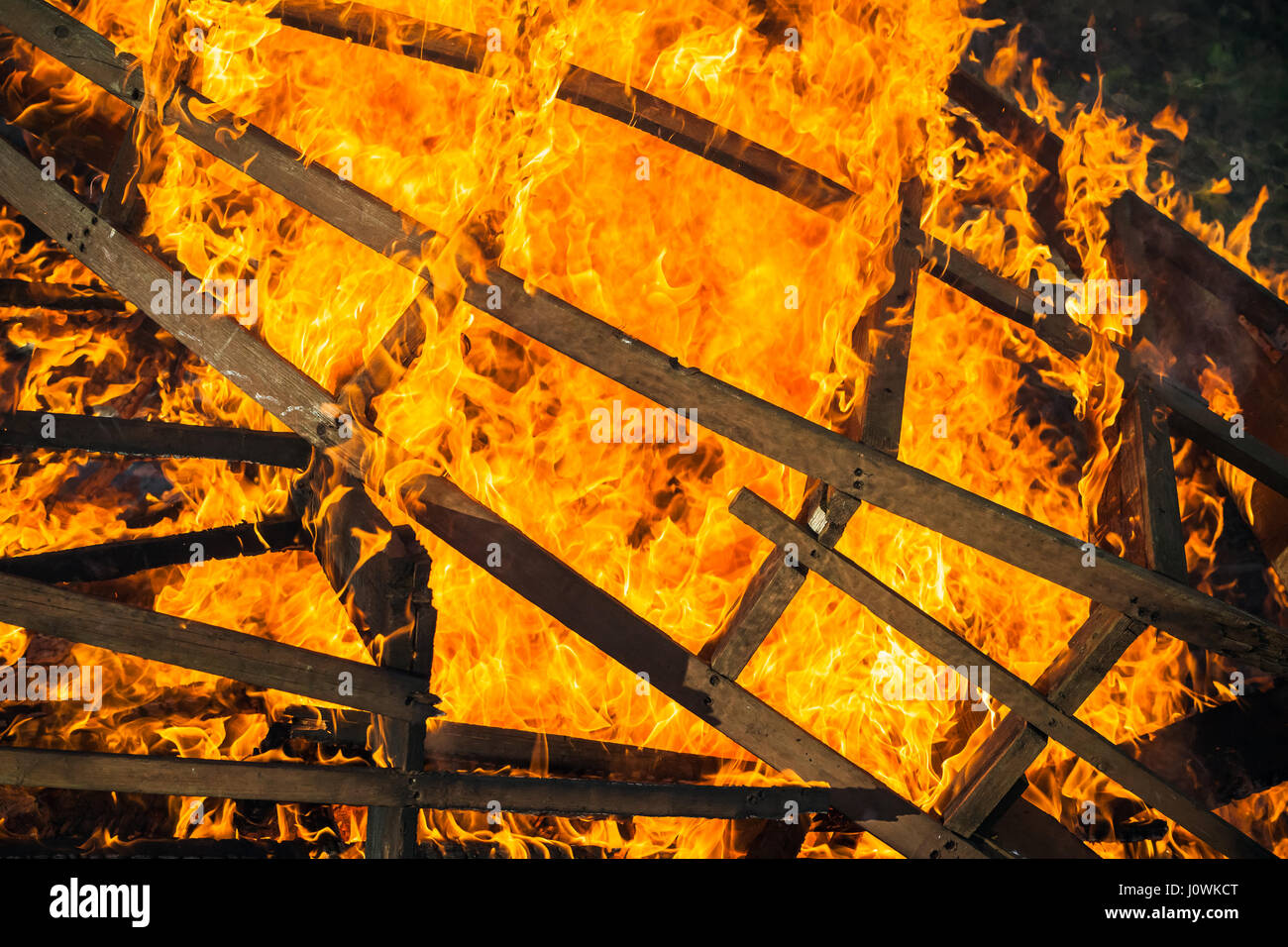 Burning wooden structure frames, outdoor bonfire background Stock Photo ...