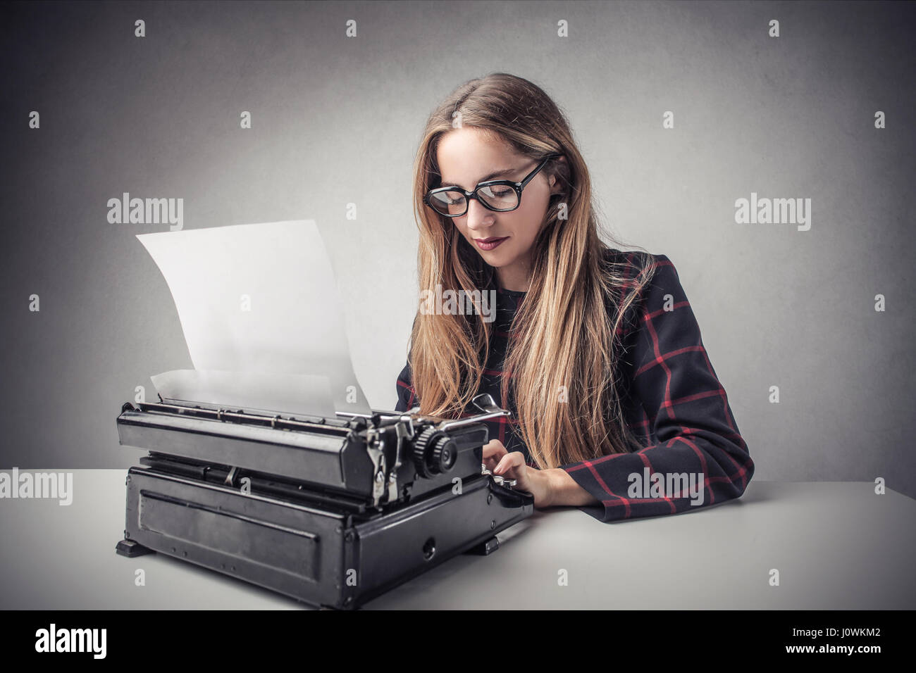 Journalist woman writing with typewriter Stock Photo - Alamy