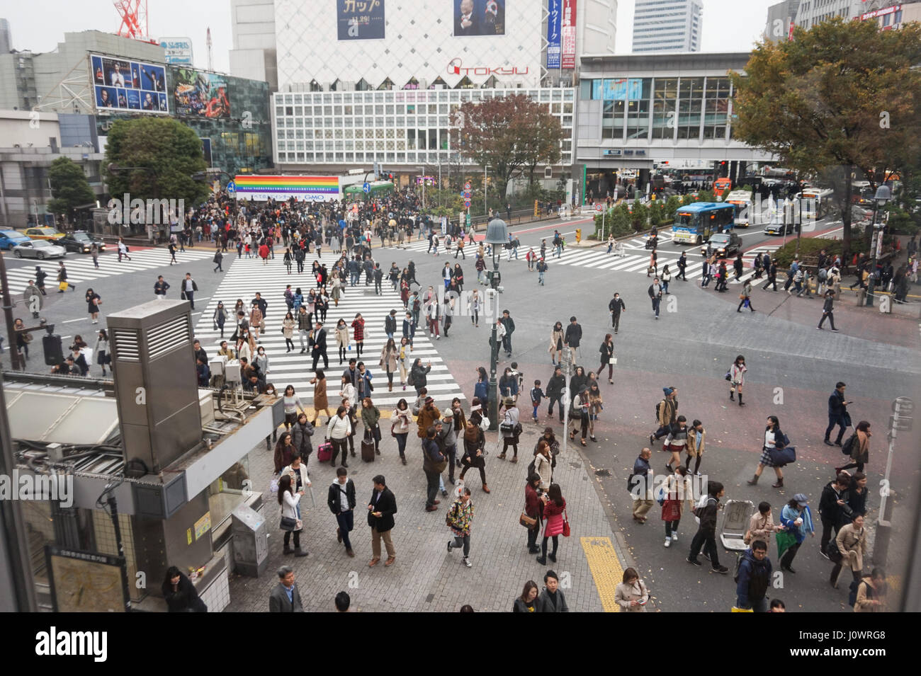 Crowds on the Shibuya Crossing, Tokyo, Japan Stock Photo - Alamy