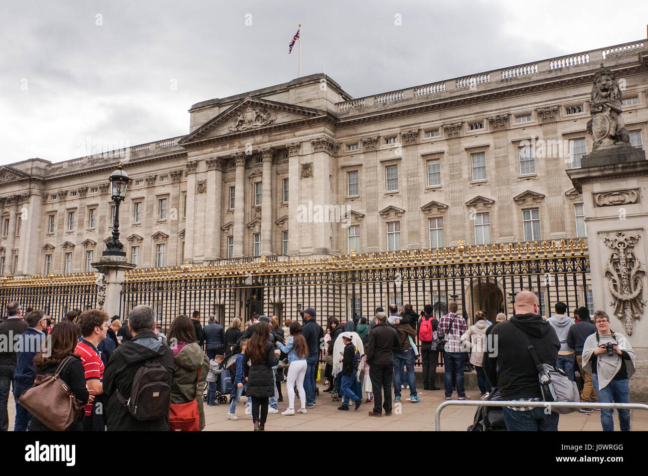 Buckingham palace crowd hi-res stock photography and images - Alamy